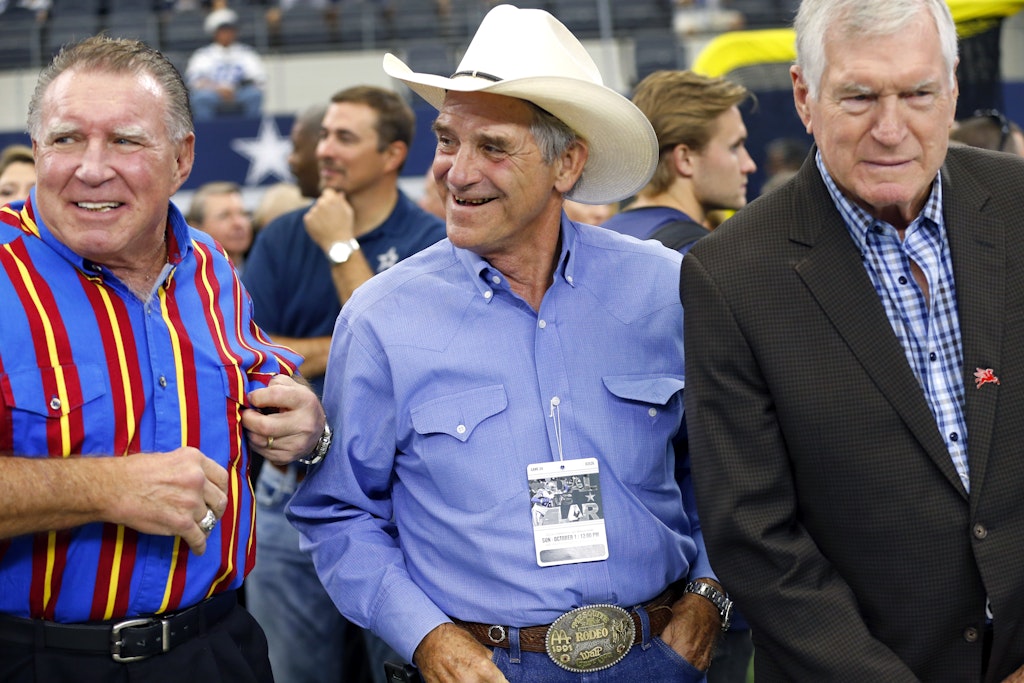 Former Cowboys fullback Walt Garrison (32 and center), flanked by John ...